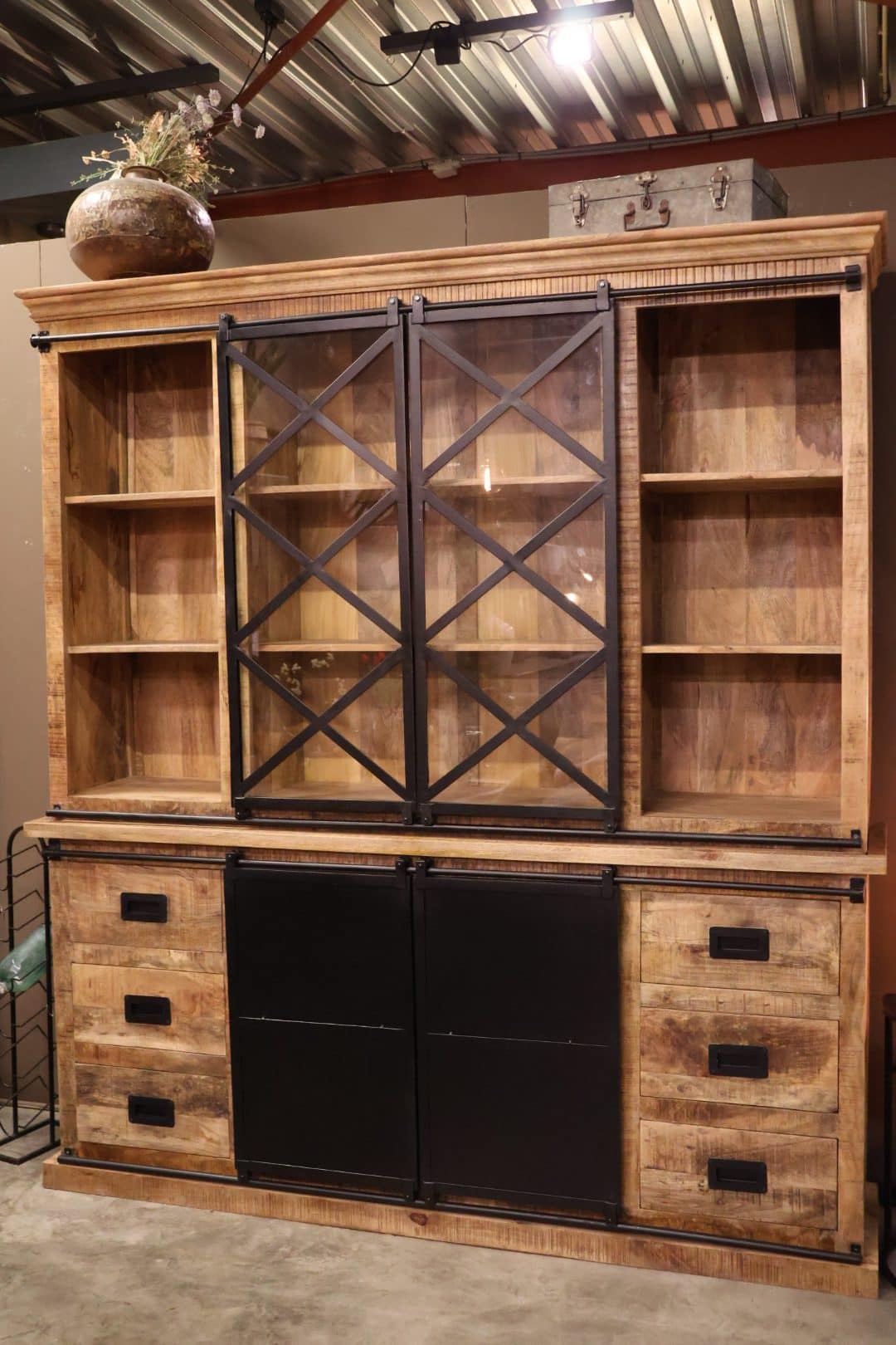 mango vitrinekast Shane 200 cm Nora — Vitrinekasten — Les Brocanteurs ...