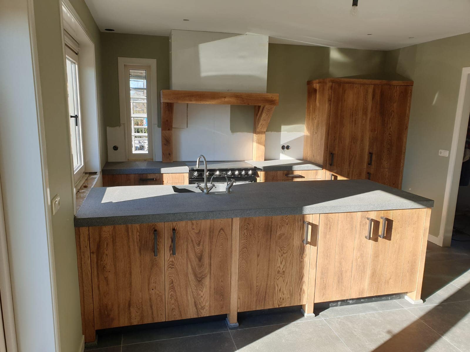 Landelijke rustiek eiken gebrande keuken St. Johannesga | De Lange Keukens